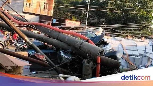 Mobil Tabrak Tiang Listrik hingga Roboh di Bogor, Sopir Diduga Ngantuk