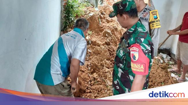 Tebing 7 Meter Longsor Jebol Rumah Warga Trenggalek