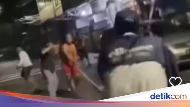 Viral 2 Kelompok Remaja Bersajam Tawuran Di Perumahan Jaktim