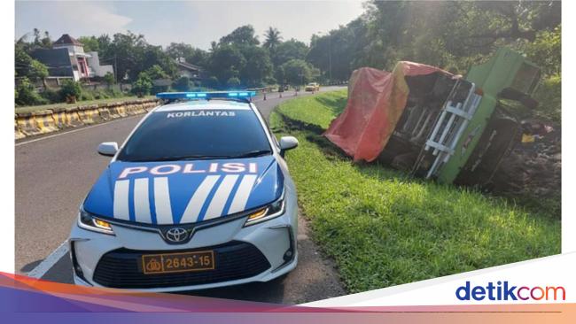 Truk Terguling di Tol Jagorawi arah Jakarta Gegara Sopir Ngantuk