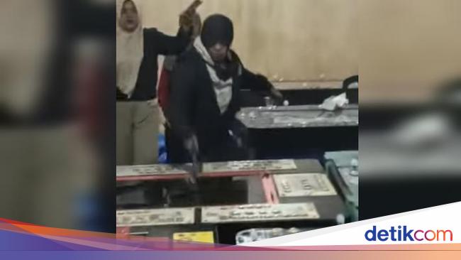 Bawa Martil, Emak-emak di Asahan Hancurkan Mesin Judi Tembak Ikan