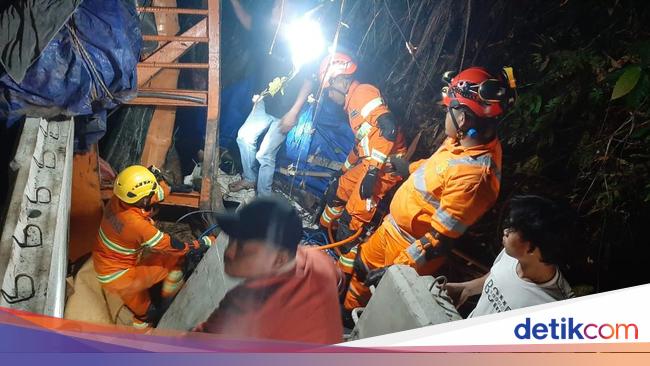 Truk Muat Beton di Mamuju Tabrak Kios Durian gegara Rem Blong, 1 Orang Tewas