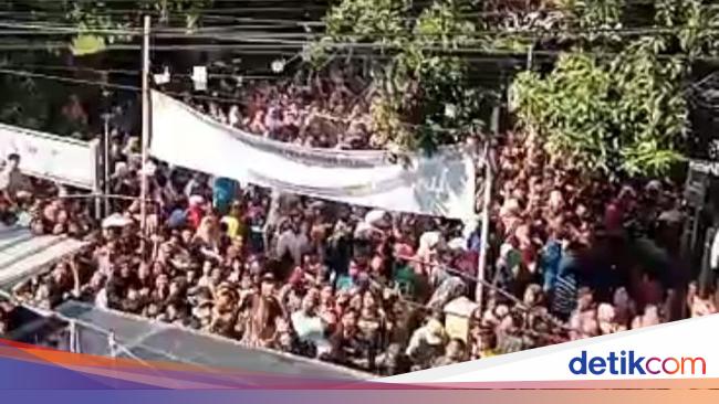 Mengenal Udik-udik, Tradisi Bagi-bagi Uang yang Dilakukan Bos Batik ...