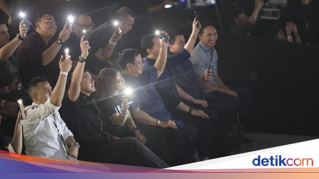 Prabowo Subianto Enjoys Ari Lasso's Concert in Jakarta: 3 Decades of ...