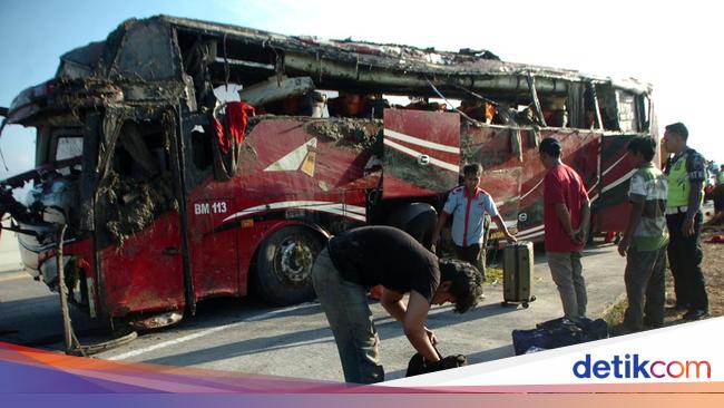Foto-foto Kecelakaan Bus di Tol Pejagan-Pemalang yang Tewaskan 2 Orang - Foto 2