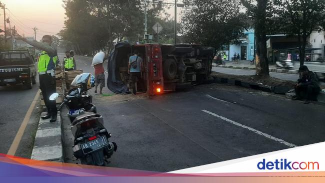 Ban Pecah, Truk Muatan Pakan Ternak Terguling di Ring Road Selatan Jogja