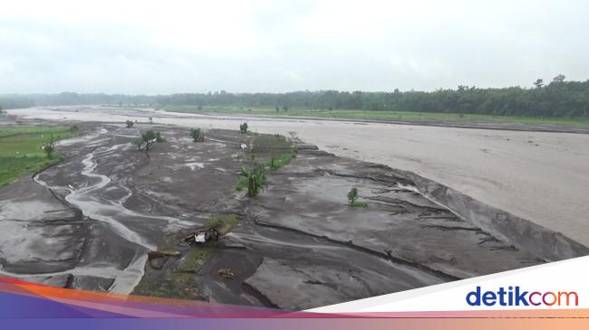 Alat Berat Kirim Logistik Usai Jembatan Putus Diterjang Banjir Lahar Semeru