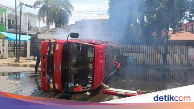 Kronologi Mobil Damkar Makassar Terguling Saat Menuju Lokasi Kebakaran Kronologi Mobil Damkar Makassar Terguling Saat Menuju Lokasi Kebakaran