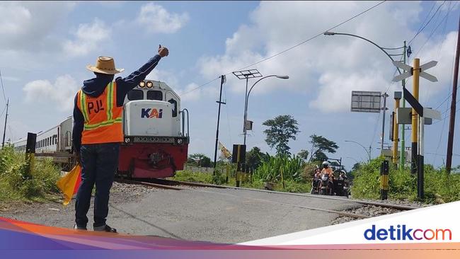 Belajar Ikhlas dari Penjaga Pelintasan KA Tanpa Palang Pintu di Banyuwangi Belajar Ikhlas dari Penjaga Pelintasan KA Tanpa Palang Pintu di Banyuwangi