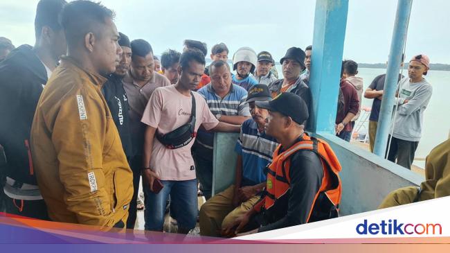 Kapal Pompong Terbalik Usai Dihantam Gelombang di Lingga, 1 Hilang