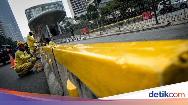 Biar Kinclong, Separator Busway di Tosari Dicat Lagi