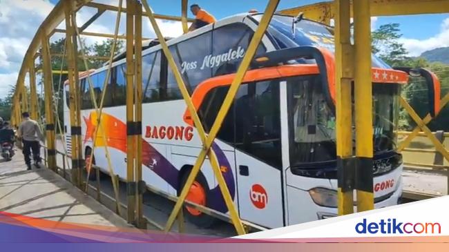 Niat Potong Jalur, Bus Bagong Justru Nyangkut di Jembatan Trenggalek