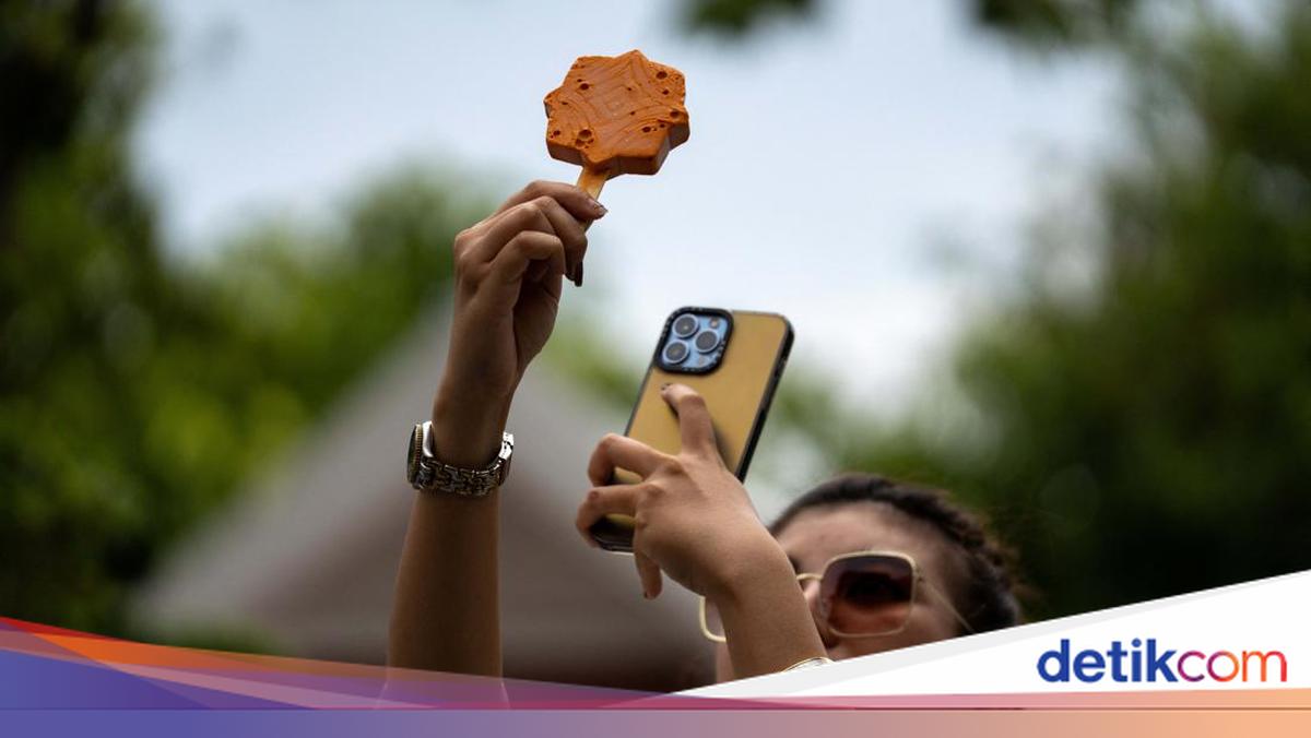 Es Krim Bentuk Ubin Kuil Jadi Jajanan Unik di Wat Arun Thailand