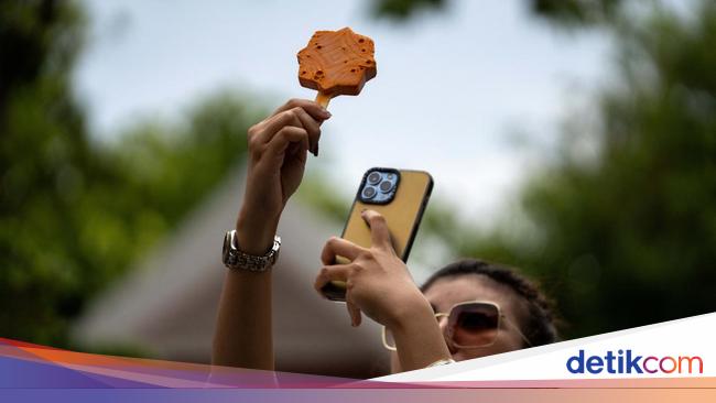 Es Krim Bentuk Ubin Kuil Jadi Jajanan Unik di Wat Arun Thailand