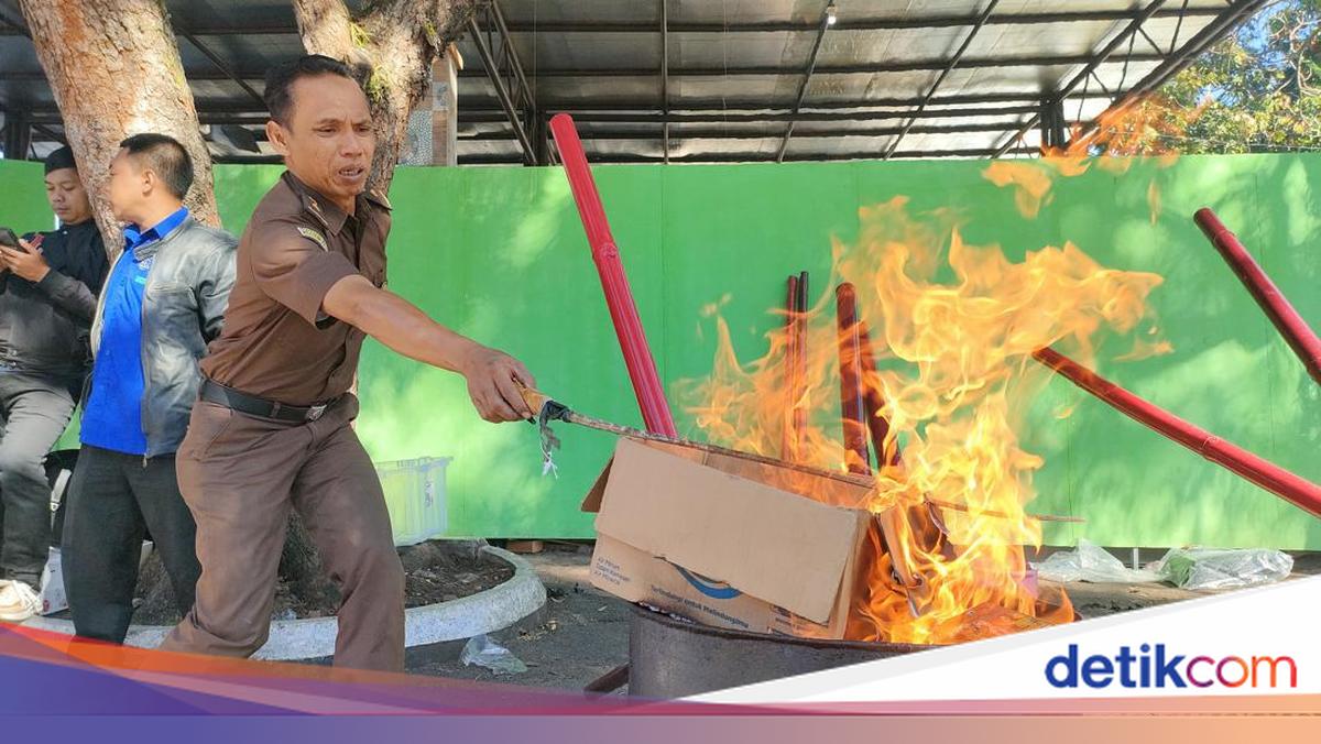 Senjata Beracun Ekor Ikan Pari dari Garut Musnah di Atas Bara Api