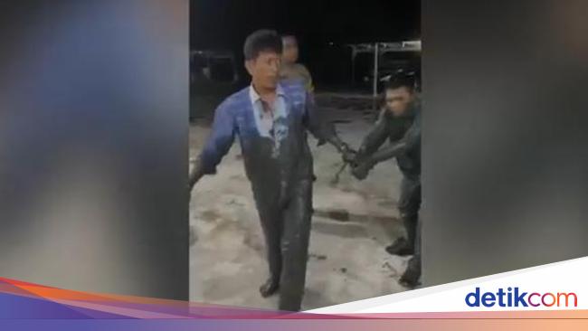 Polisi di Batu Bara Tangkap Perampok dengan Masuk Sungai-Mandi Lumpur Polisi di Batu Bara Tangkap Perampok dengan Masuk Sungai-Mandi Lumpur