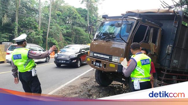 Truk Besi Beton Terperosok di Tikungan Samsam
