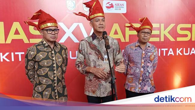 Mengenal Passapu, Ikat Kepala yang Dipakai Ganjar Pranowo dan Anies ...