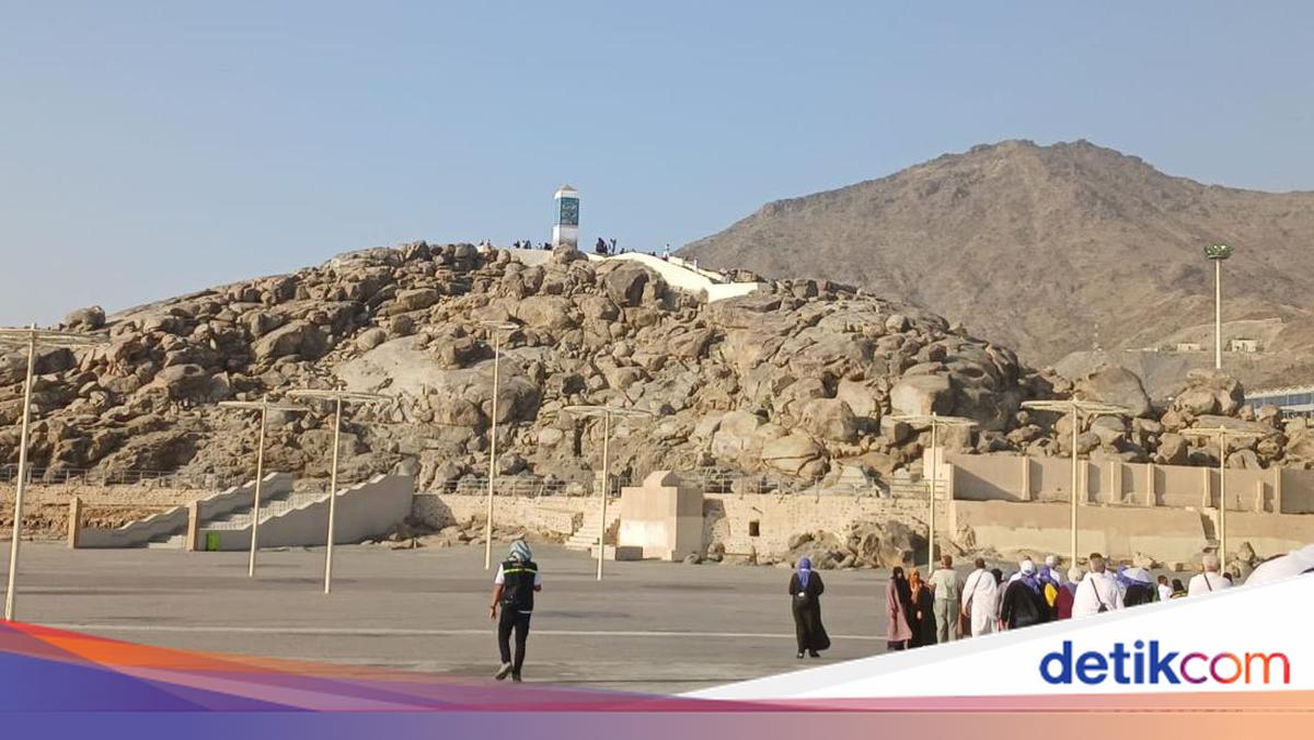 Jabal Rahmah Tempat Bertemunya Nabi Adam dan Hawa Setelah Berpisah di Bumi