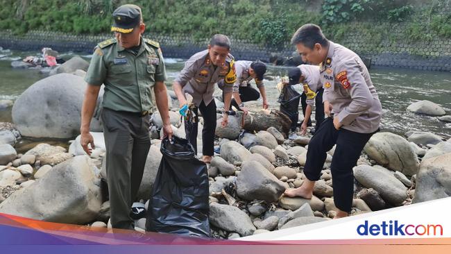 Peduli Lingkungan, Polresta Bogor Kota dan Warga Bersih-bersih Sungai Ciliwung