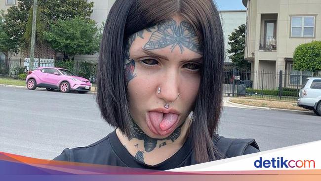 9 Foto Wanita Viral Belah Lidah Sendiri Jadi 2, Penampakannya Kontroversial