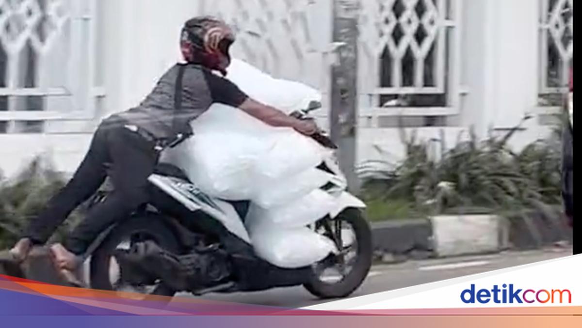 Bak Superman, Pemotor Nekat Bawa Barang Banyak Seperti 'Terbang'