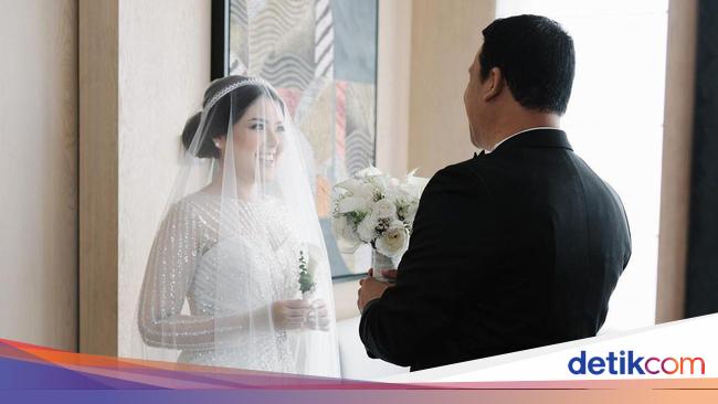 Diam-diam Tina Toon Ternyata Telah Bersuami