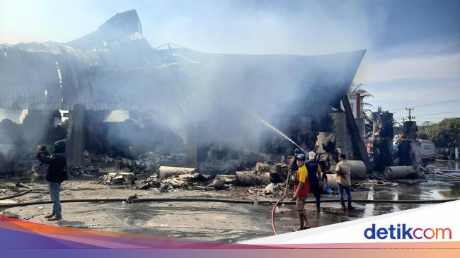 Sudah 10 Jam, Kebakaran Pabrik Kertas di Jekulo Kudus Belum Padam