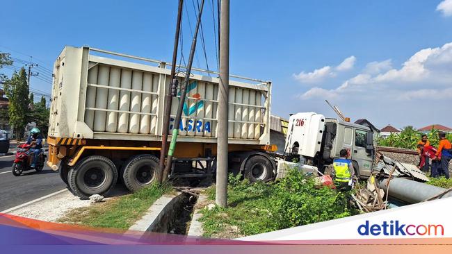Truk Tabrak Warung di Lamongan gegara Hindari Mobil Melambat Mendadak