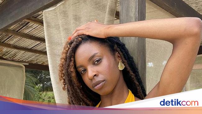 7 Foto Wanita dengan Bulu Dada Lebat, Merasa Lebih Cantik & Feminin