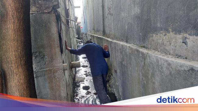 Potret Got yang Jadi Satu-satunya Akses ke Rumah Terhimpit Hotel di Bekasi
