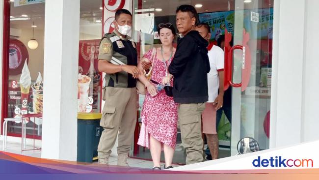 Bule Stress Berkeliaran di Gianyar, Akhirnya Diamankan Satpol PP