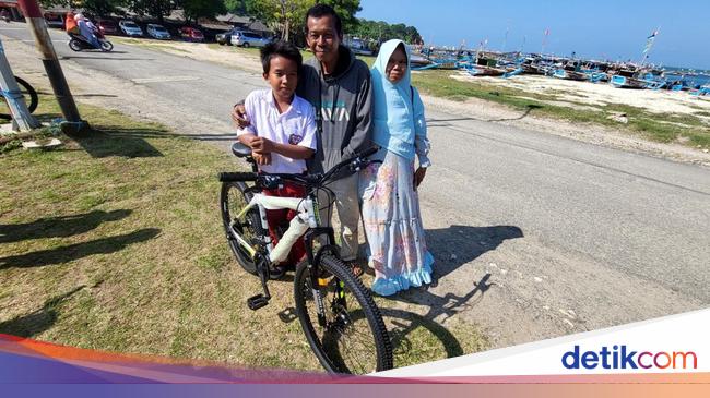 Senyum Dede Arif dan Rava Dapat Sepeda di Hari Pertama Sekolah