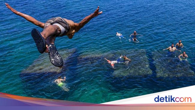 Lebanon Gerah Banget, Warga Ramai-ramai Nyemplung ke Laut