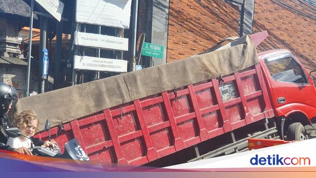 Truk Angkut Aspal 12 Ton Terperosok di Jalan Majapahit Kuta, Lalin Macet