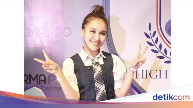7 Foto Pesona Ayu Ting Ting Pakai Seragam Sekolah bak Idol K-Pop