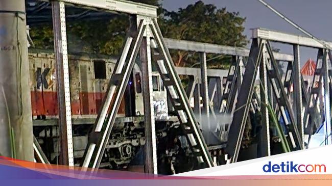 Kecelakaan KA di Jalan Madukoro Semarang Diduga gegara Truk Mogok