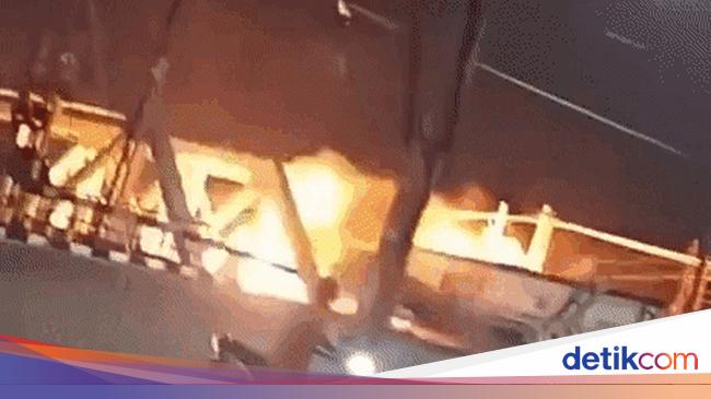 Kereta Tabrak Truk dan Terbakar, Catat! Ini Cara Lewat Perlintasan Kereta
