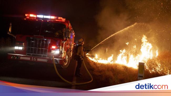 Potret Ngeri Api Kebakaran Hutan Membara di California Selatan
