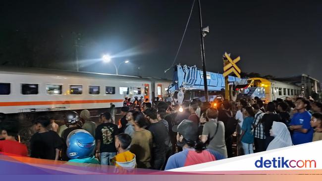Kereta Api Brantas Lanjutkan Perjalanan Usai Tabrak Truk, Lokomotif Diganti Kereta Api Brantas Lanjutkan Perjalanan Usai Tabrak Truk, Lokomotif Diganti