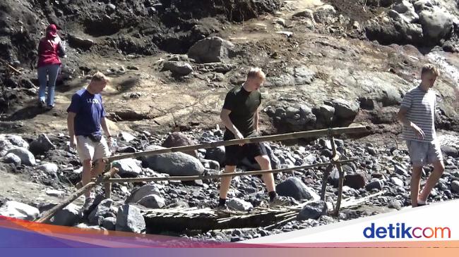 Jembatan Darurat Kali Glidik Tak Halangi Wisatawan Mancanegara Melintas