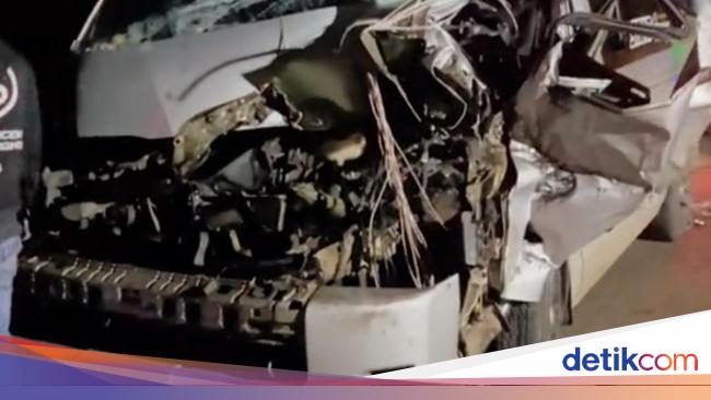 Travel Tabrak Truk Parkir di Batanghari, 1 Tewas-4 Luka-luka