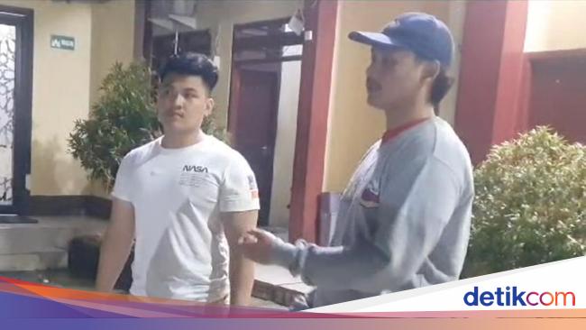 Tampang 2 Pria Patah Pensil Keroyok-Rampas HP Sejoli di Warung Coto Makassar