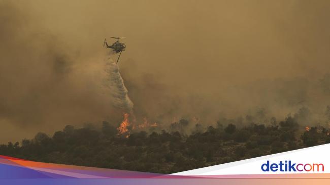 Helikopter BNPB Terjerat Tali Layang-layang saat Padamkan Karhutla