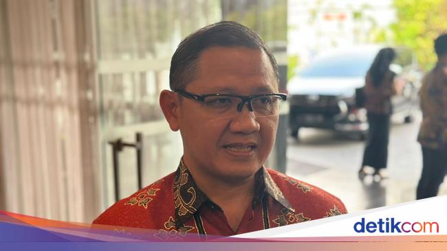 Kepala SMA di Tulungagung Dinonaktifkan Buntut Seragam Sekolah Mahal Kepala SMA di Tulungagung Dinonaktifkan Buntut Seragam Sekolah Mahal