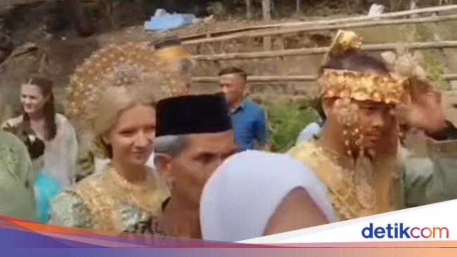 Momen Pernikahan Bule Polandia Dan Pria Sinjai Pakai Baju Adat Bugis
