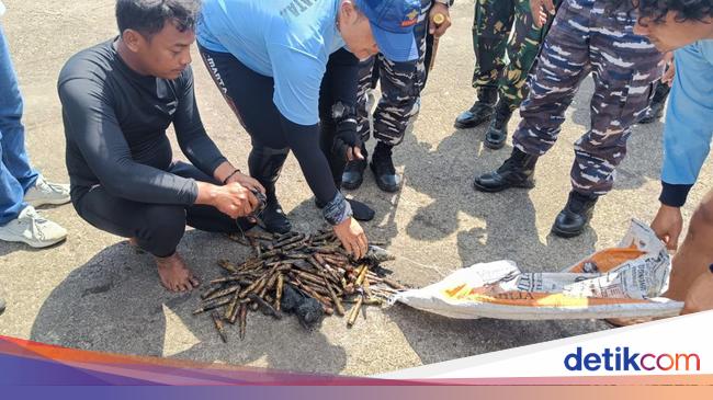 Selami Bangkai Kapal Perang di Cilacap, Kopaska Temukan Berbagai Amunisi