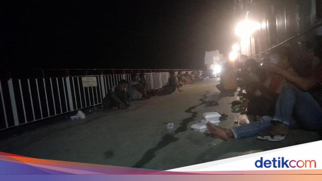 Kapal Mutiara Barat Terombang-ambing 24 Jam Lebih, Keluarga Penumpang Cemas