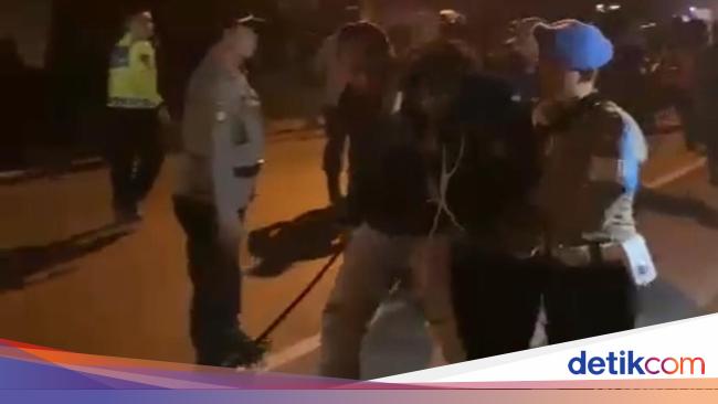 Polisi Bubarkan Konvoi Pesilat di Gresik dengan Gas Air Mata