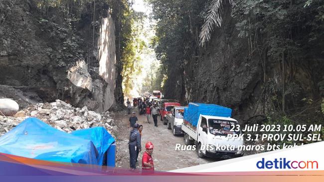 Longsoran Batu Tutupi Jalan Poros Camba Maros Dibersihkan, Lalin Mulai ...